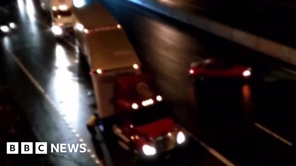 Icy US road pile-up caught on camera - BBC News