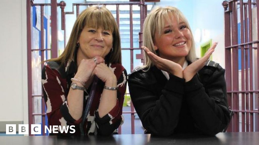 Aylesbury mother proud of 'girly girl' prison officer daughter - BBC News