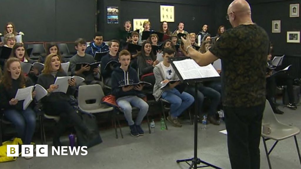 Welsh choir performs in New York to remember Aberfan disaster - BBC News