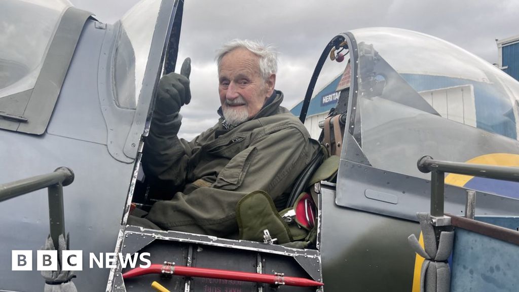 Ex-RAF pilot flies Spitfire for first time aged 102 - BBC News