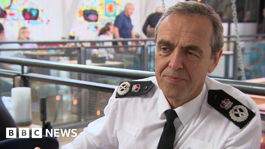 Public urged to 'lend a hand' if police are in trouble