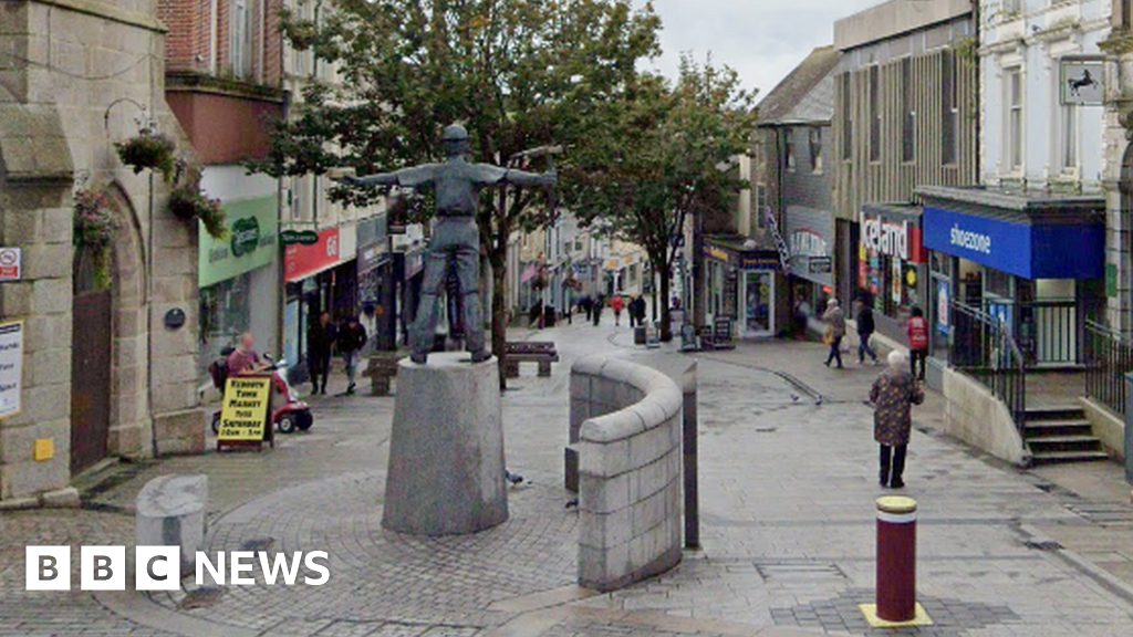 Former Redruth bank to become business and cycling centre - BBC News