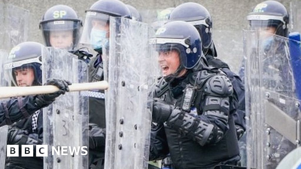 COP26: Riot training for thousands of police ahead of summit - BBC News