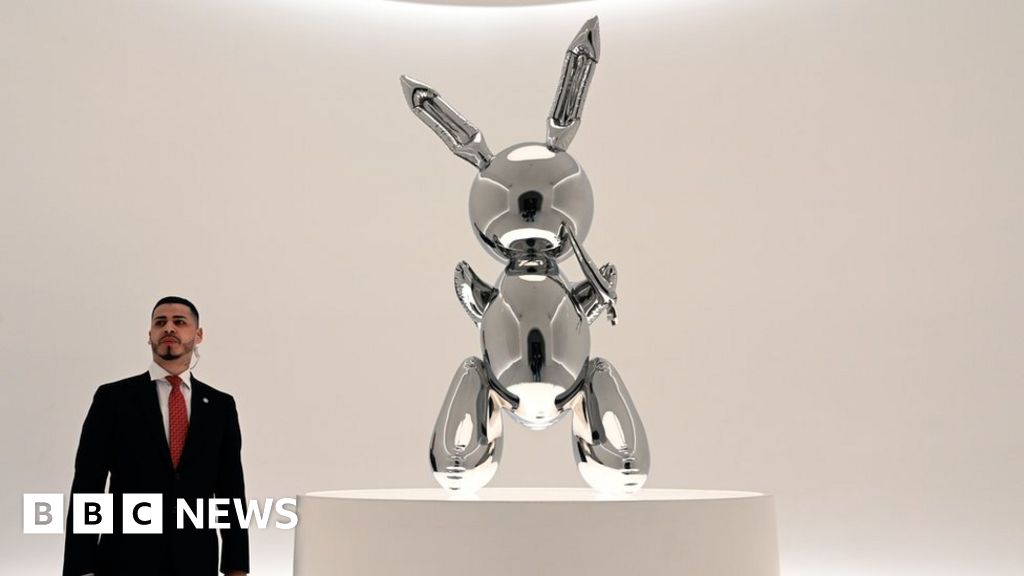 Jeff Koons' Rabbit sculpture breaks record for living artist - BBC News