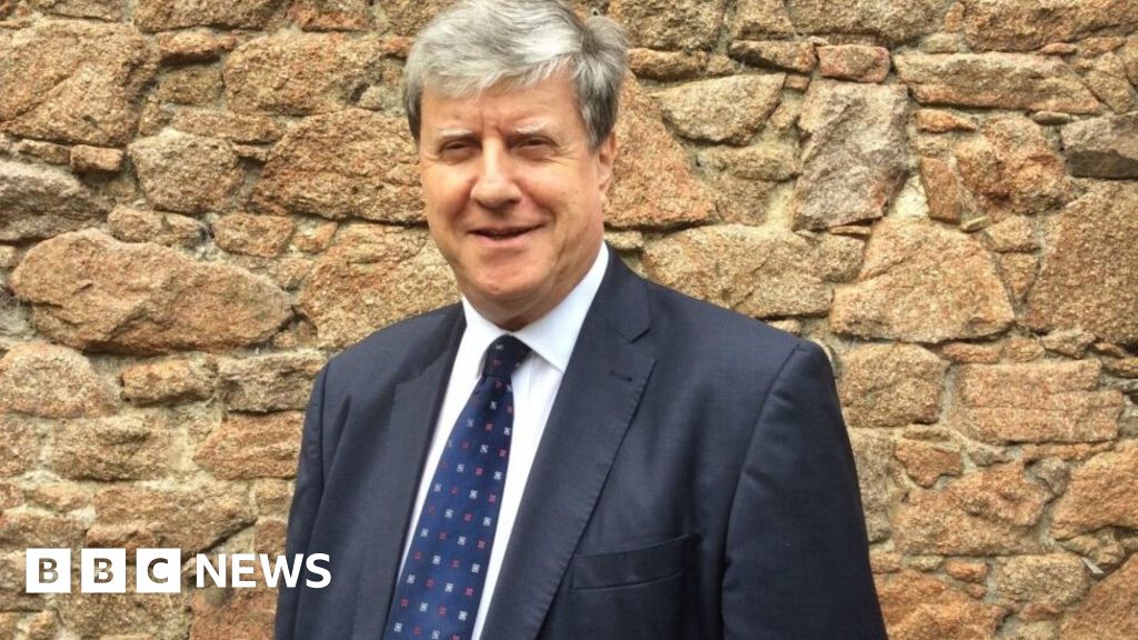 Kevin Lewis remains Constable of St Saviour - BBC News