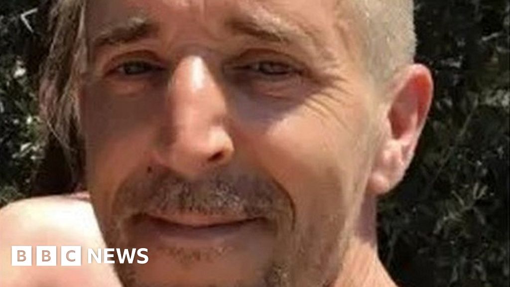 Chingford stabbing: Two boys held after man killed in street - BBC News