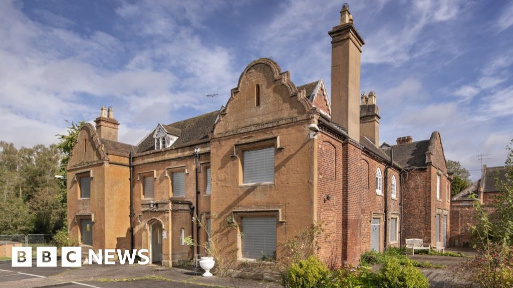 Home of Gunpowder plotter among historic sites at risk - BBC News