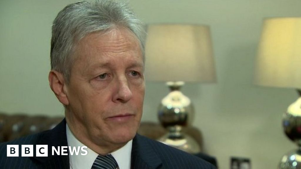 Peter Robinson wants victims to see Troubles legacy talks papers - BBC News