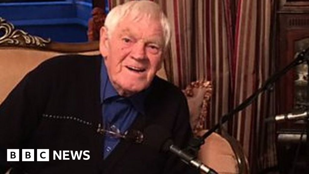 Big Tom McBride, Irish country music star, dies at 81 - BBC News