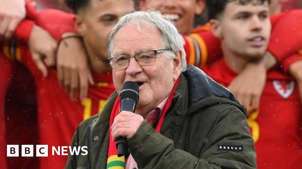 Dafydd Iwan: Fake plot to kill Prince Charles, says singer - BBC News