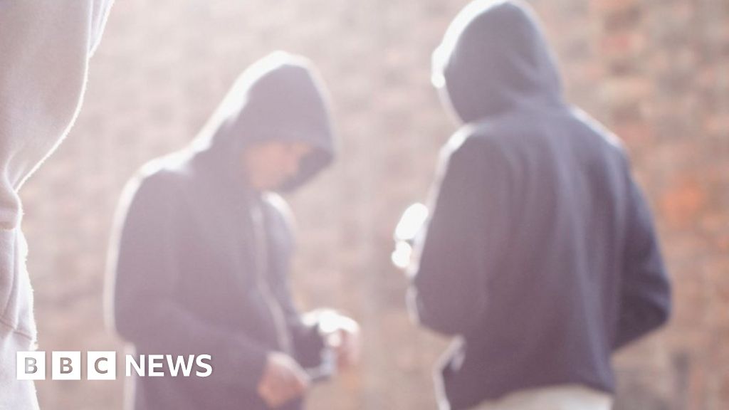 Public 'turning blind eye' to street drug dealing - BBC News