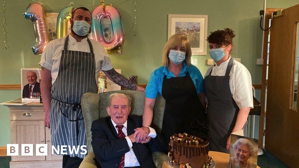 Dambuster George 'Johnny' Johnson celebrates 100th birthday - BBC News