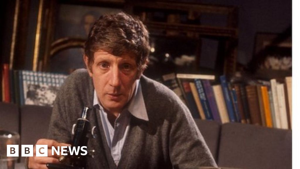 Obituary: Jonathan Miller - BBC News