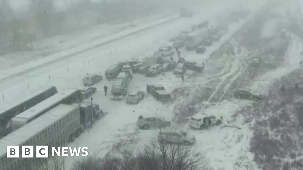 Iowa: Time-lapse footage shows multi-car pile-up - BBC News