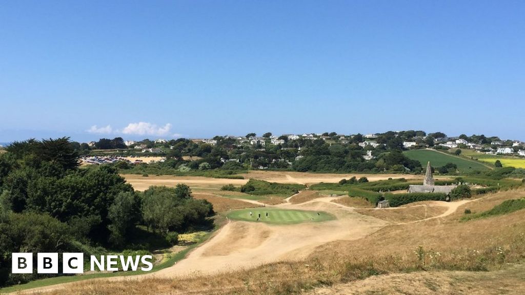 UK heatwave sees golf courses ban smoking while playing - BBC News