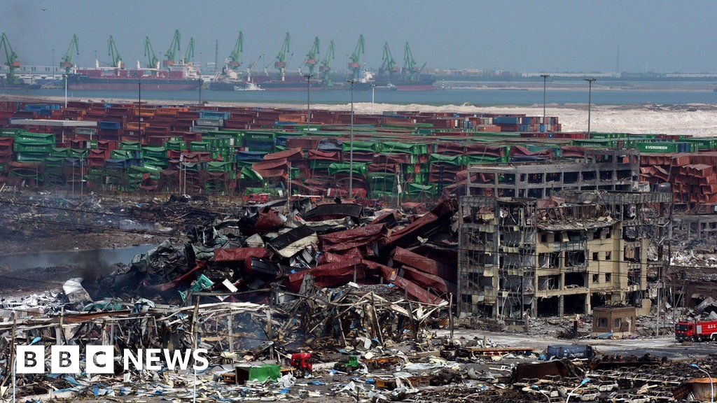 China explosions: Firm owners 'used connections to get licences' - BBC News