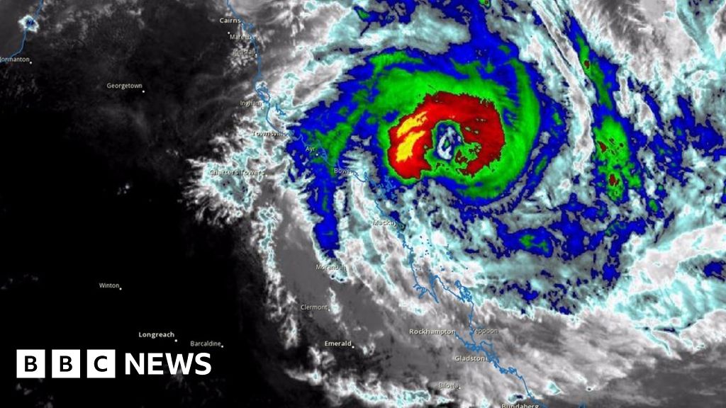 Cyclone Debbie: Thousands evacuate in Queensland, Australia - BBC News