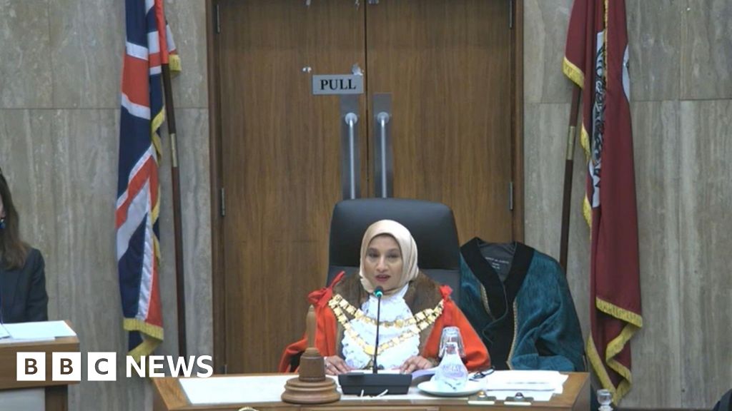 Solihull welcomes its first Muslim mayor - BBC News