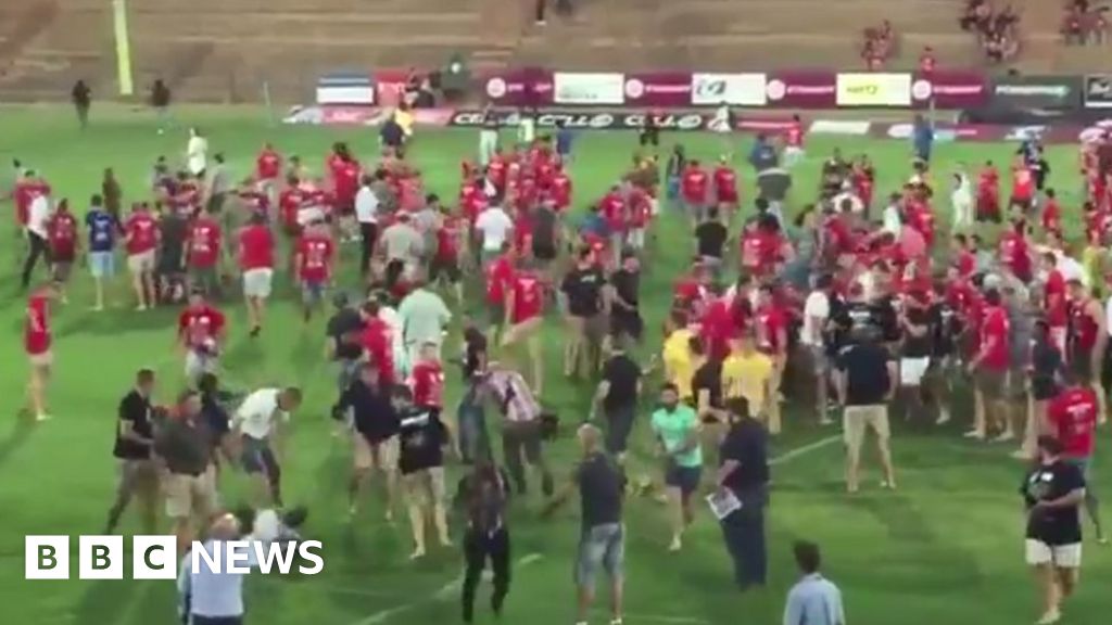 South Africa's UFS shuts after rugby race clash - BBC News