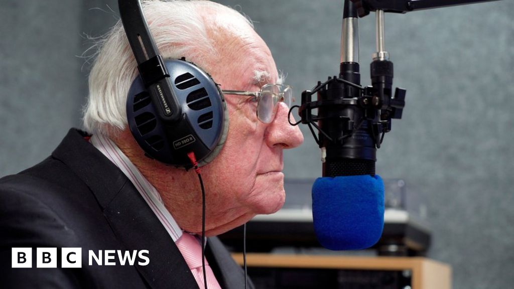Bradford radio show helps DJ Patrick Murphy, 91, 'keep young' - BBC News