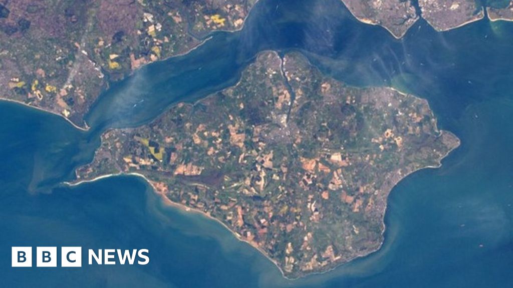 Two Isle of Wight constituencies set out in boundary review - BBC News