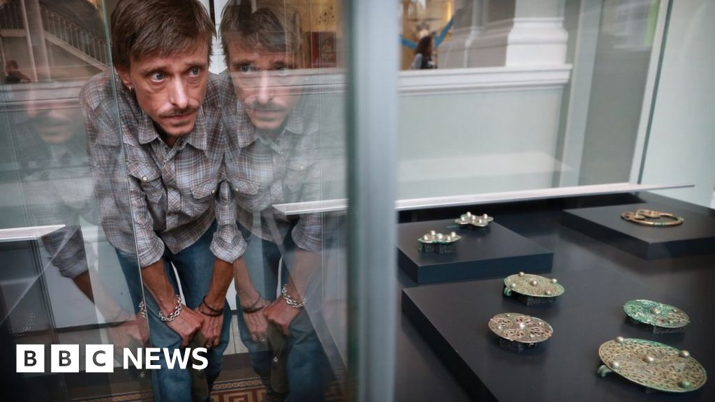 Detectorists star Mackenzie Crook checks out Galloway hoard - BBC News