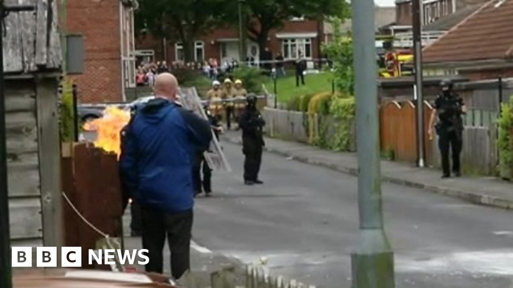 Petrol bombs thrown in Burnopfield stand-off - BBC News