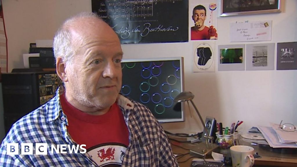 HSBC tells Welsh singer to send letter in English - BBC News
