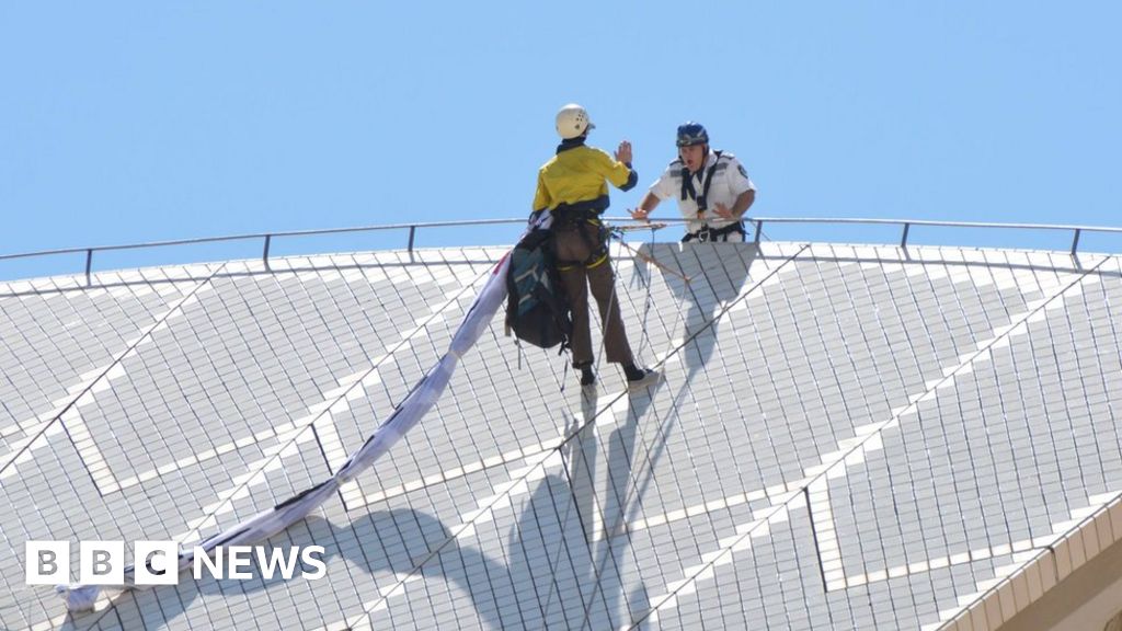 Sydney Opera House scaled in Manus refugee protest