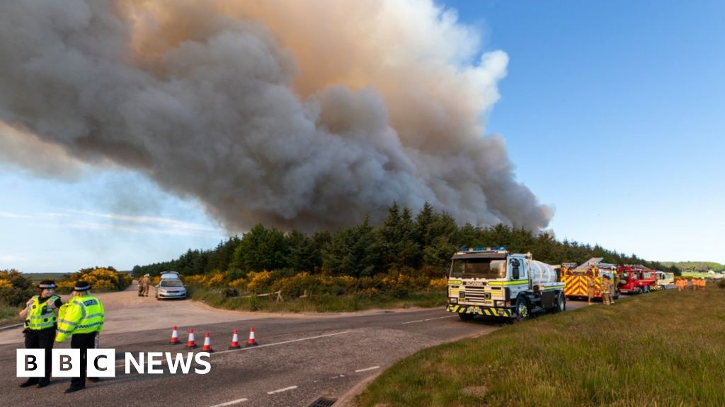 Firefighters extinguish large wilful gorse fire near Hopeman - BBC News