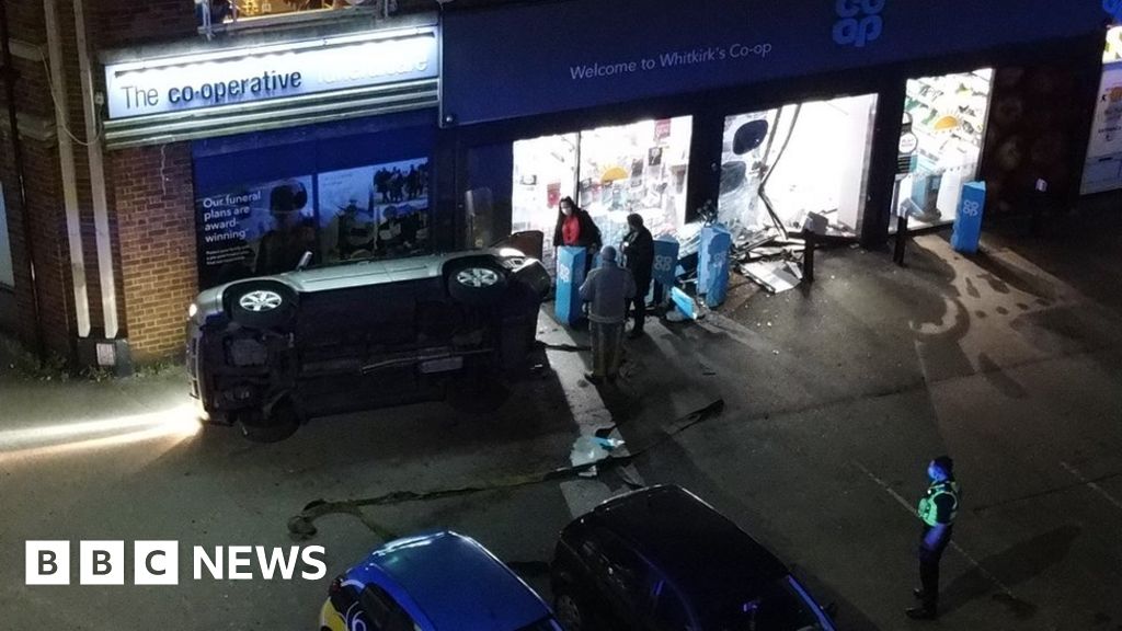 Leeds robbers flee on foot after getaway vehicle toppled - BBC News