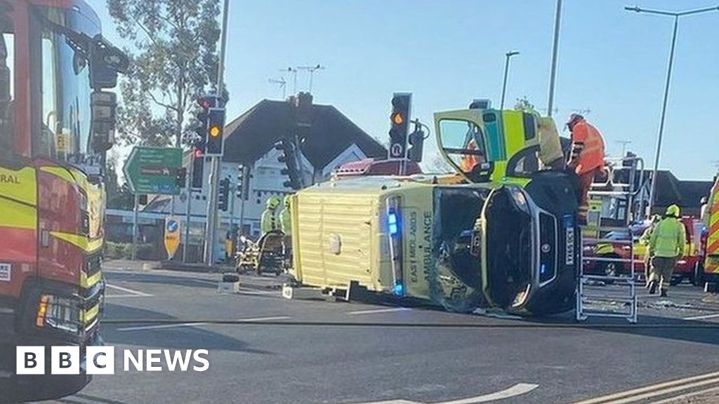 Leicester: Paramedic injured as ambulance overturns in crash - BBC News