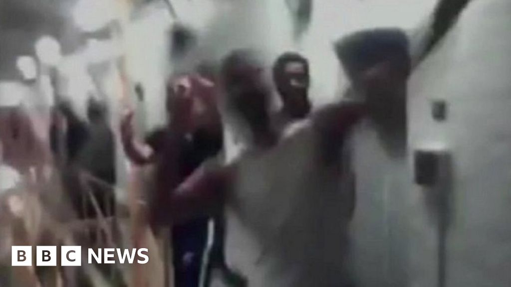 HMP Bedford riot: Dozens of inmates removed - BBC News