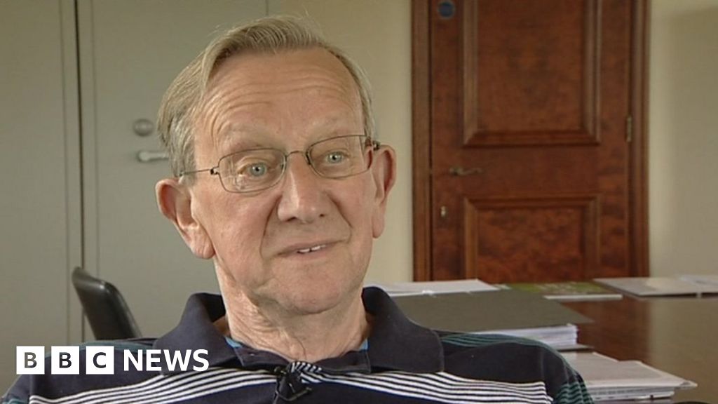 Sir Ken Morrison criticises Morrisons' bosses - BBC News