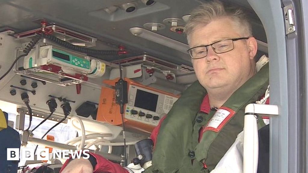 The air ambulance medic who lost both legs - BBC News