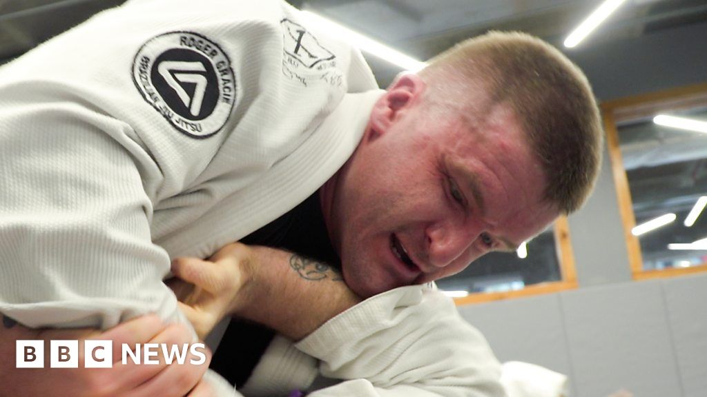 Soldier blinded by explosion becomes jiu-jitsu champion - BBC News