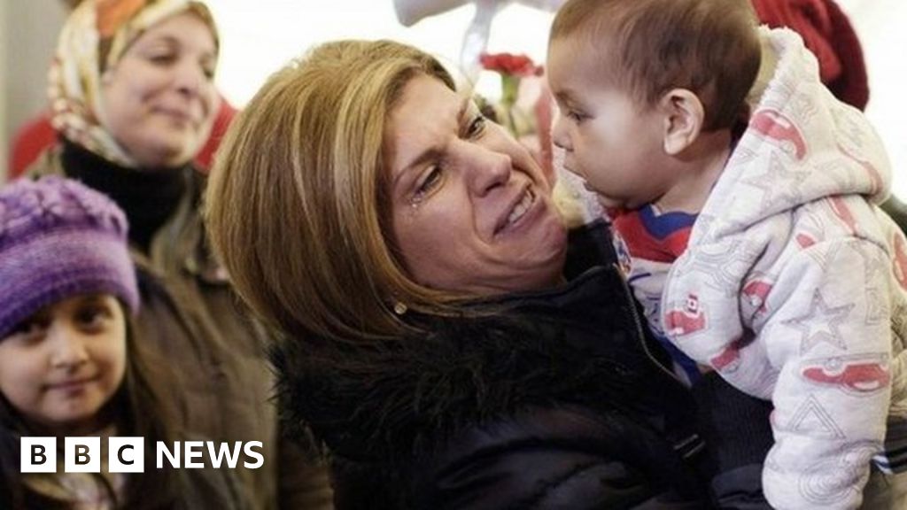 Emotional moment Alan Kurdi's relatives arrive in Canada - BBC News