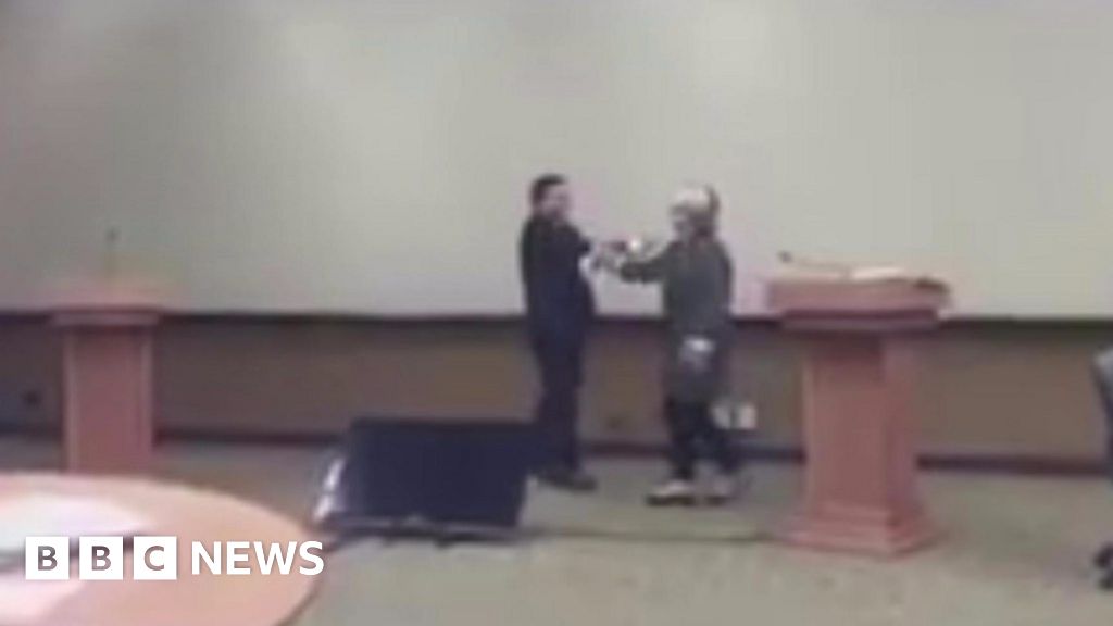 Hillary Clinton tries to avoid 'Donald Trump' hug - BBC News