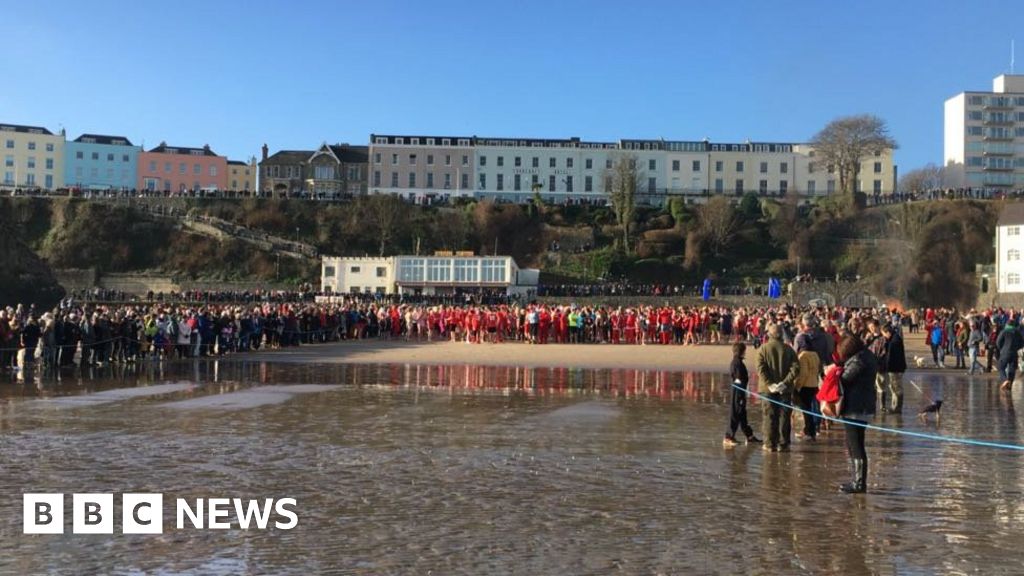 Tenby Boxing Day Swim attracts hundreds - BBC News