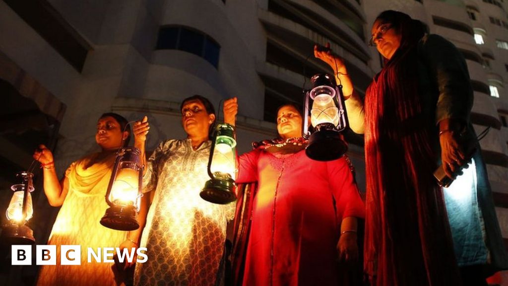 Indian skyscrapers to be brought down in controlled implosions - BBC News