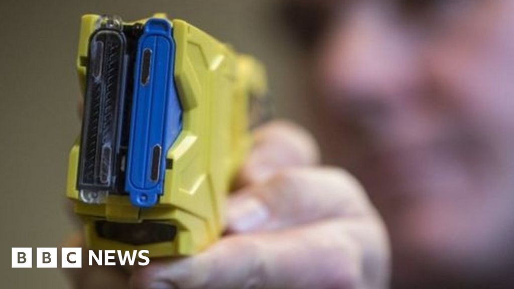 Police Taser man suspected of carrying machete in shop - BBC News