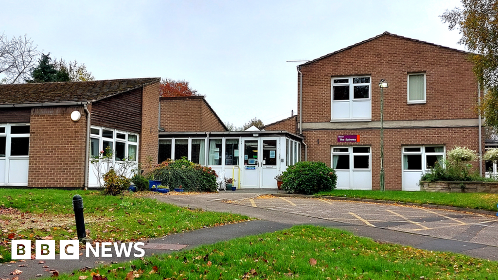 Dozens of Derbyshire staff volunteer for care home help - BBC News