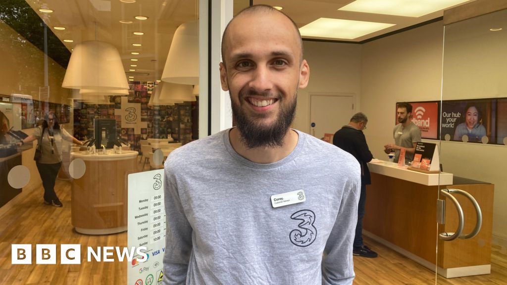 Businesses caught up in Hull riots speak out amid clean-up - BBC News