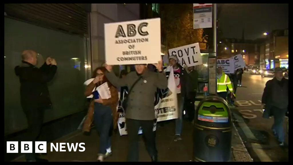 Southern rail strike: Passengers protest over dispute - BBC News