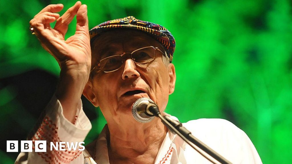 Soviet-era poet Yevgeny Yevtushenko dies aged 84 - BBC News