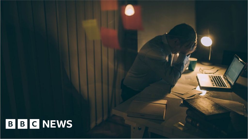 Long working hours 'linked to stroke risk' - BBC News
