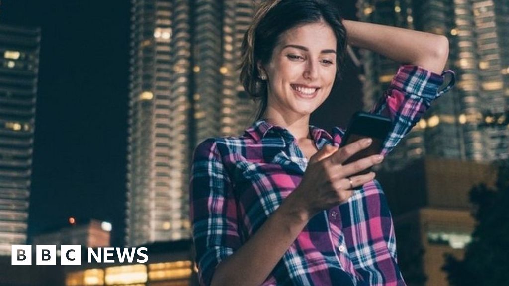 UK 4G 'slower than most of EU when busy' - BBC News