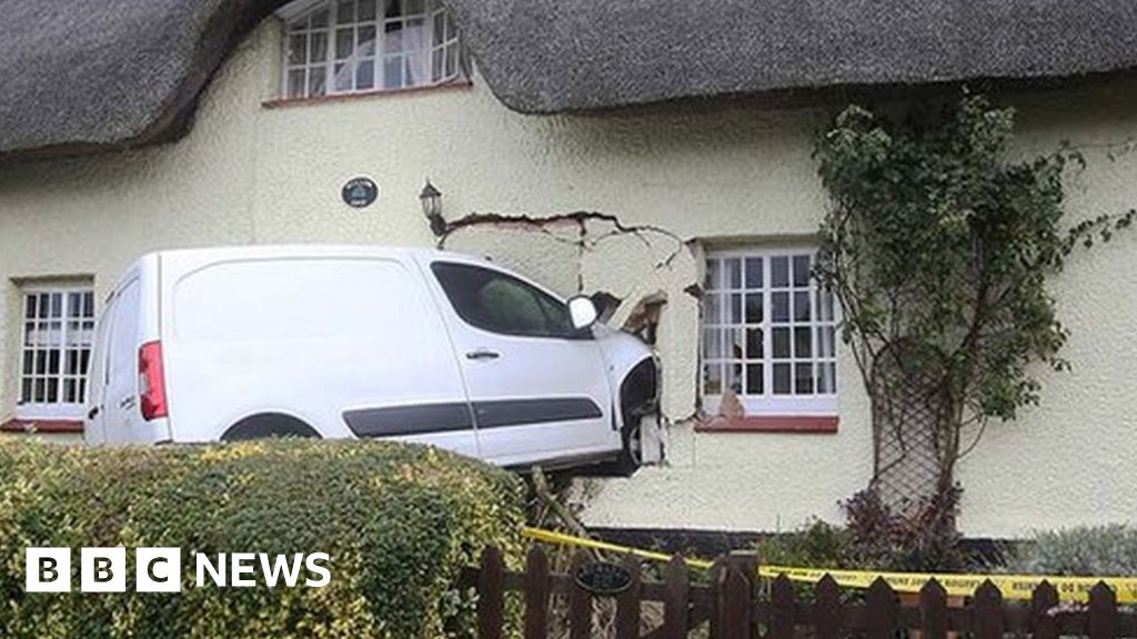 Van crashes into Maulden thatched cottage front door - BBC News