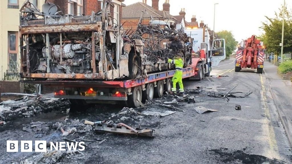 Eastleigh bus fire: Major road works after 'significant damage' - BBC News
