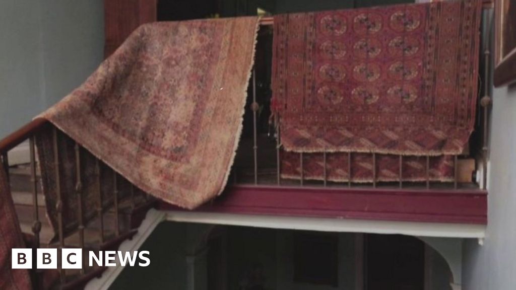 How do you dry out a mansion house after a flood? - BBC News